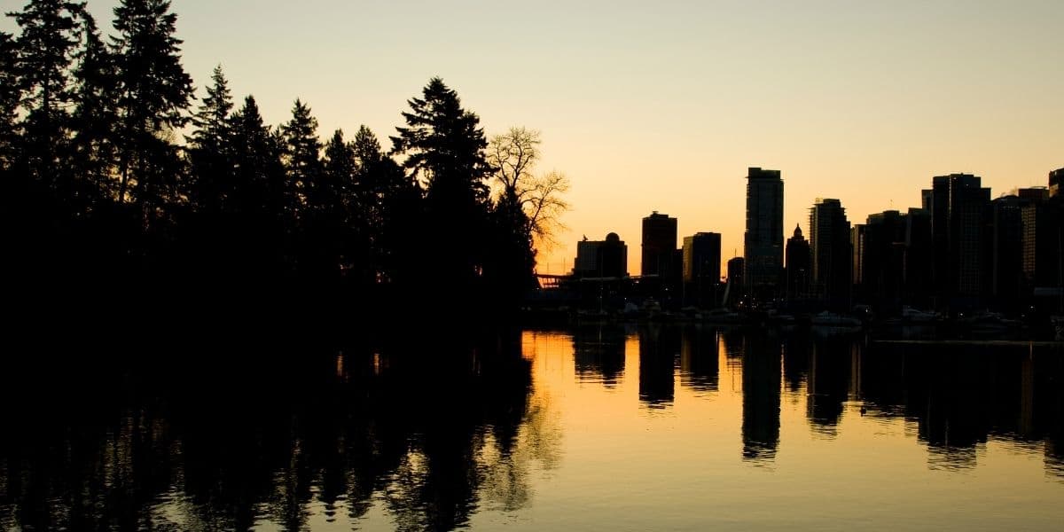 City Life vs. Country Living: Which is best? (updated: March 2024)